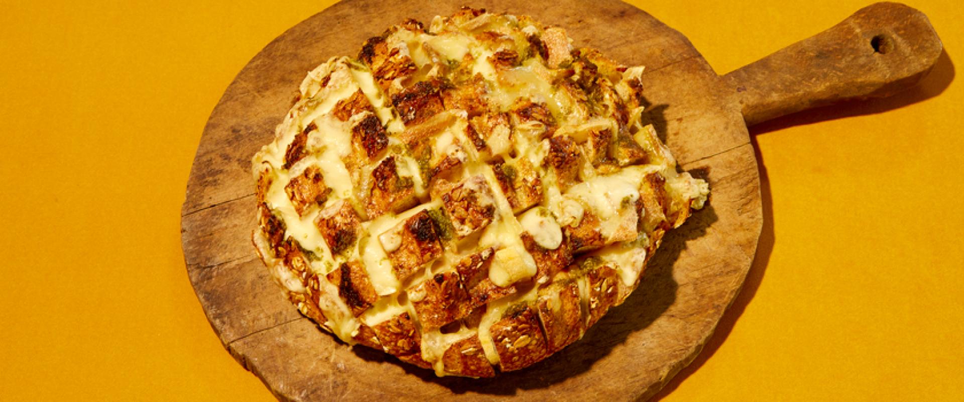 Pain miche fourré au fromage OKA | OKA